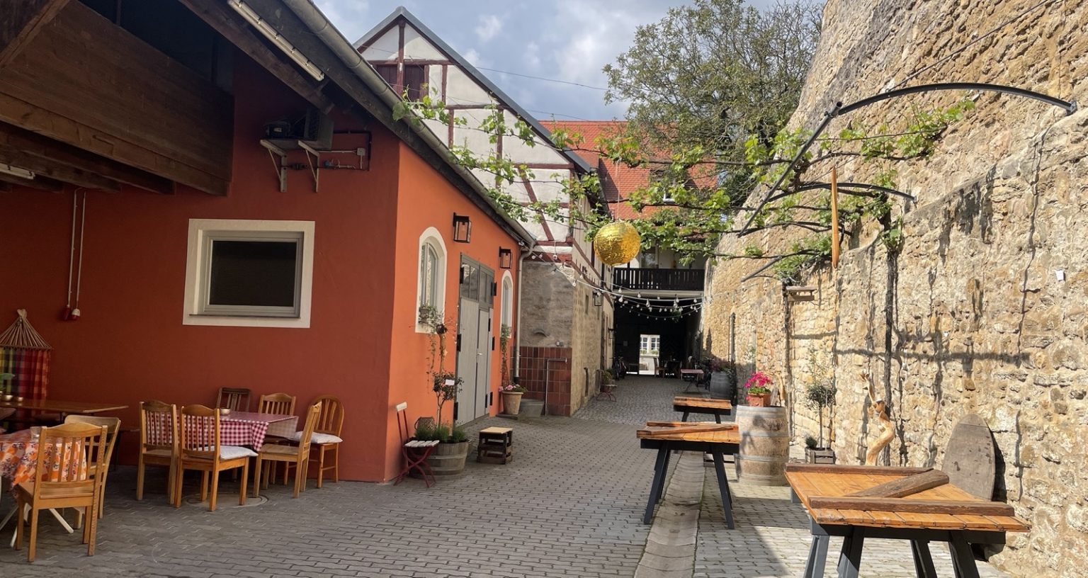 Besuch im Ilmbacher Hof bei Winzer Thomas Fröhlich.